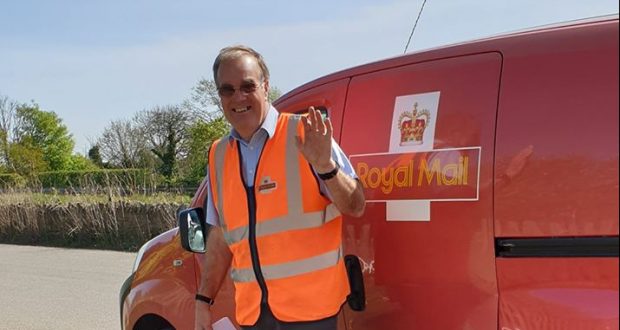 Postie waves goodbye after 30 years on the same route – The Voice