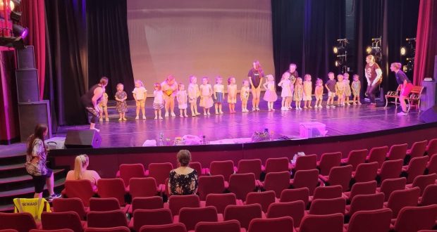 Dancing in Holly Street – The Voice