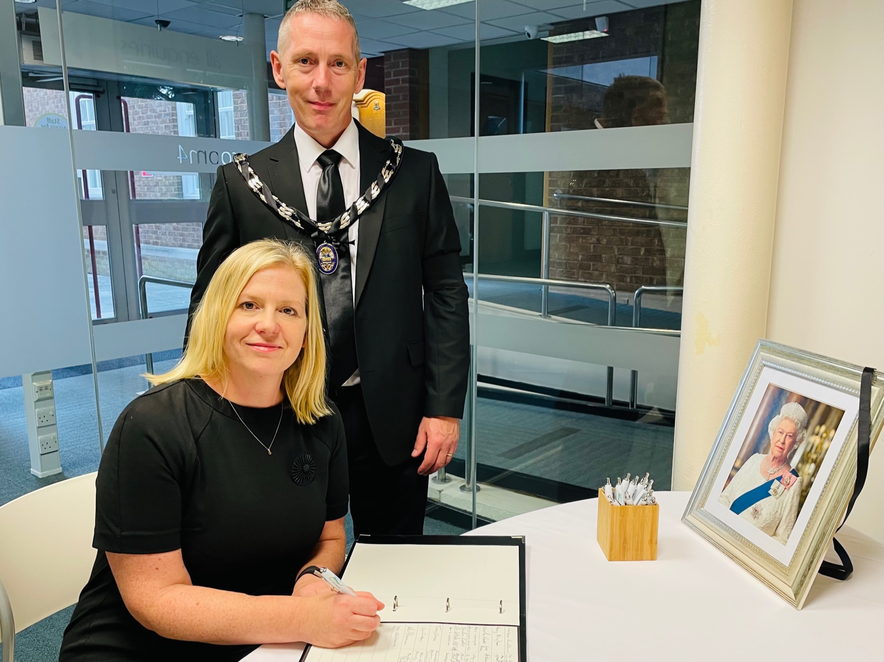 South Holland dignitaries pay tribute to Queen Elizabeth II as new king ...