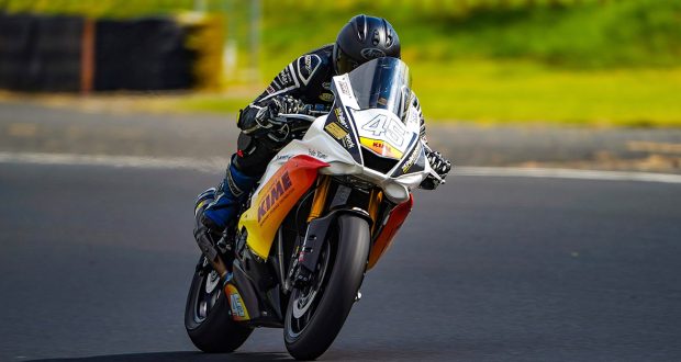 Red flags fail to knock Wilson off title charge – The Voice